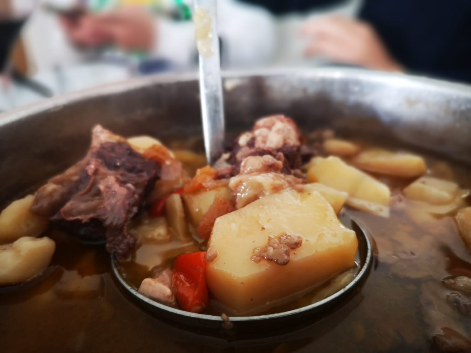 Continente y contenido en el guiso - Más que carne